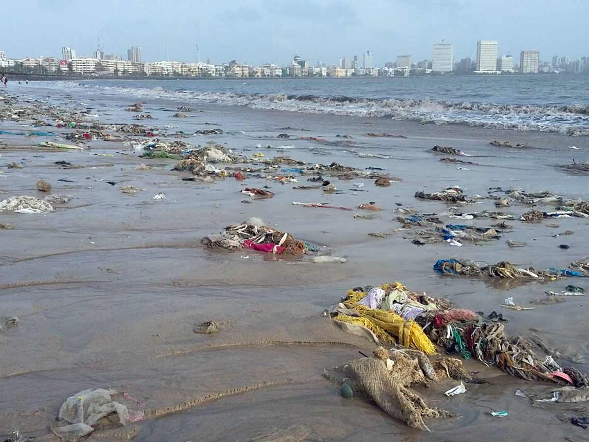 Mumbai: Garbage strewn across Marine Drive, BMC pulls up contractor