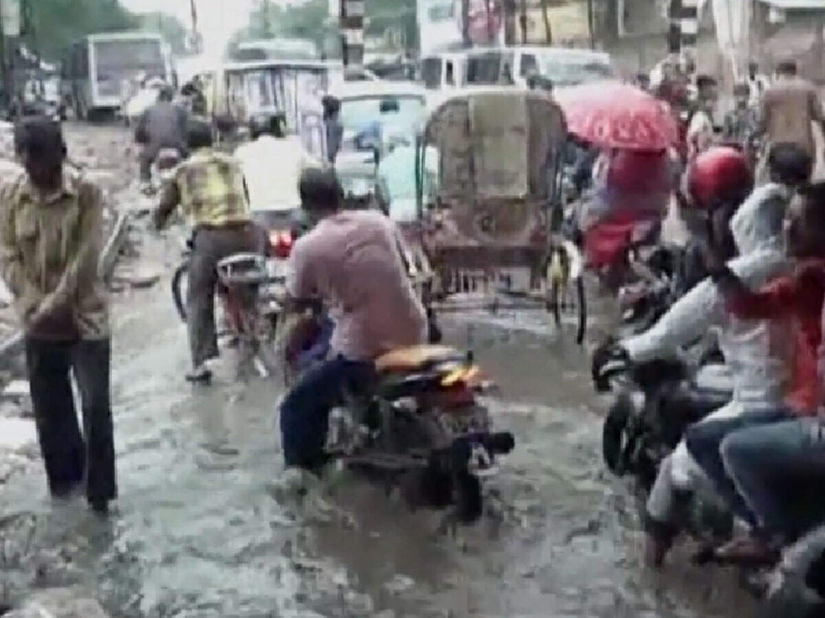 Allahabad: Heavy rain triggers flood-like situation