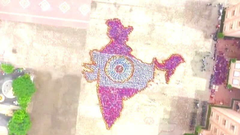 1,800 students form map of India to pay tribute to freedom fighters