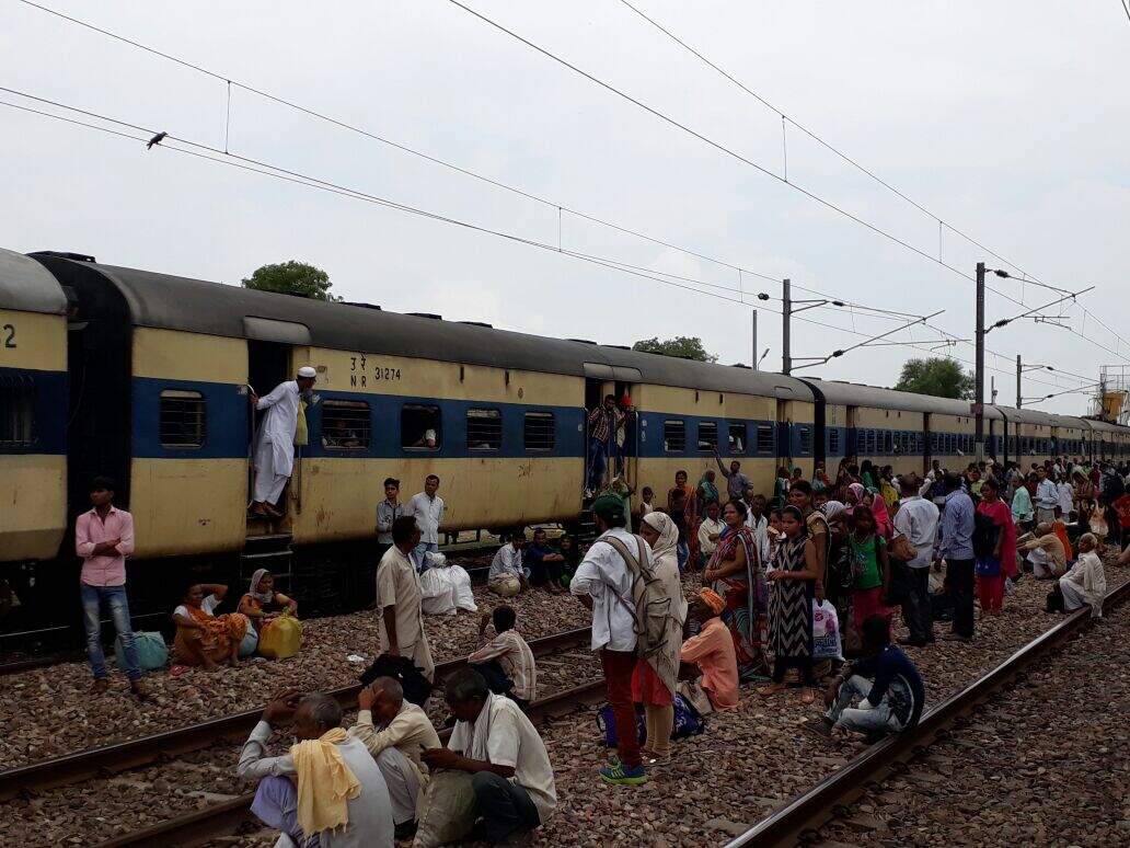 Passengers' alertness avert train accident near Tundla in UP
