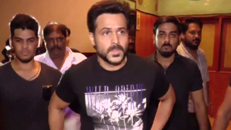 Emraan Hashmi visits Mumbai theatre for first-hand ‘Baadshaho’ public ...