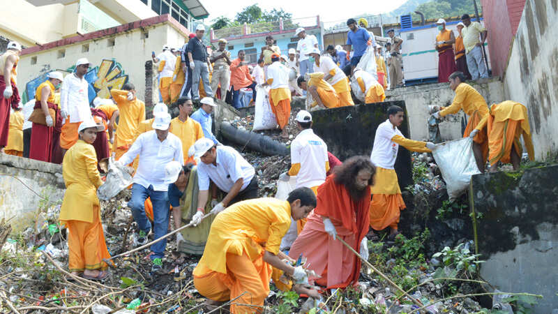 Volunteers clean up Rishikesh ahead of 3rd anniversary of 'Swachh Bharat'