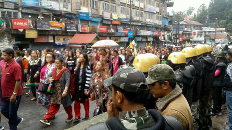 Violent clashes in Darjeeling, one cop killed