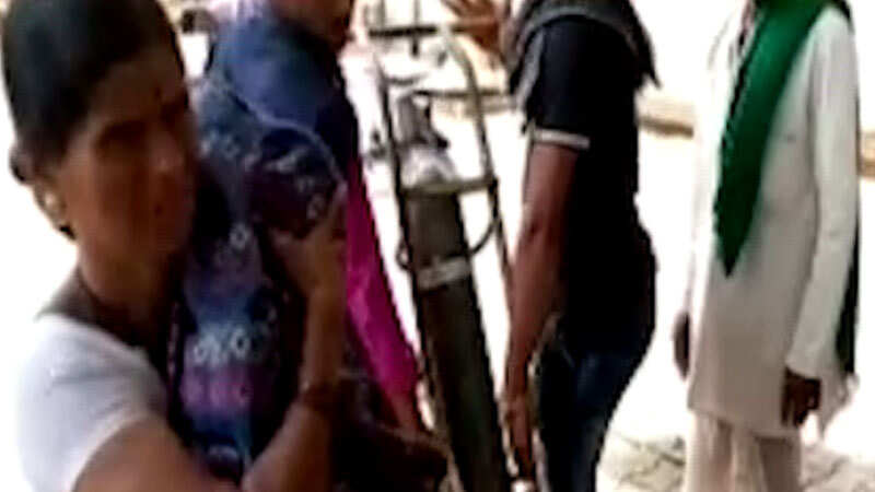 Relatives forced to carry oxygen cylinder along with sick baby in hospital