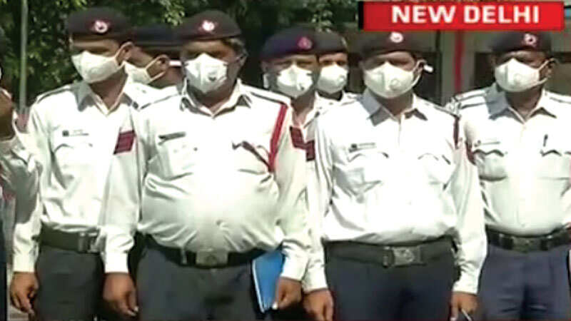 Delhi traffic police get pollution masks