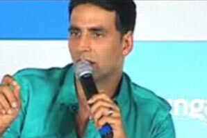 Akshay Kumar scouting for serious roles