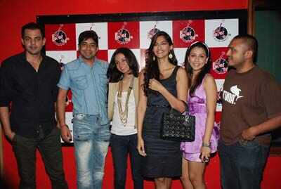 Cyrus Sahukar (1L), Sonam Kapoor (3R), Amrita Puri with RJ Anurag ...