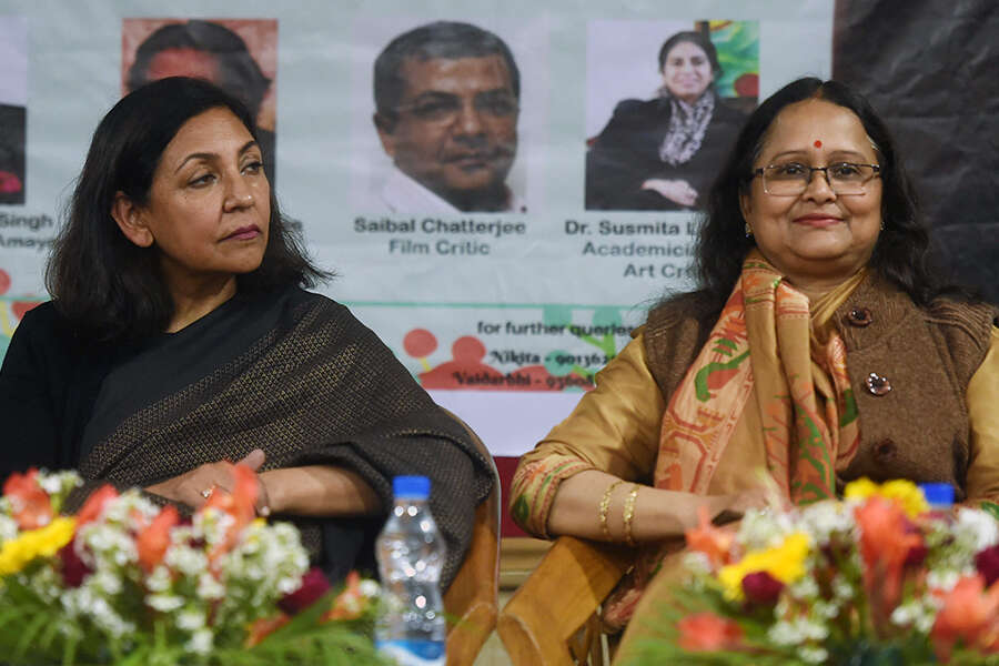 Deepti Naval and Dr Savita Roy, Principal, Daulat Ram College, during a ...