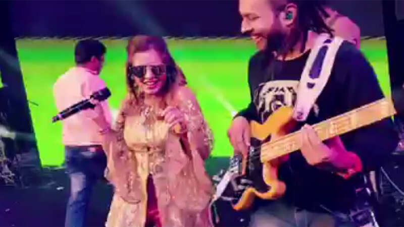 Gujarati singer Aishwarya Majmudar shares some fun on stage moments