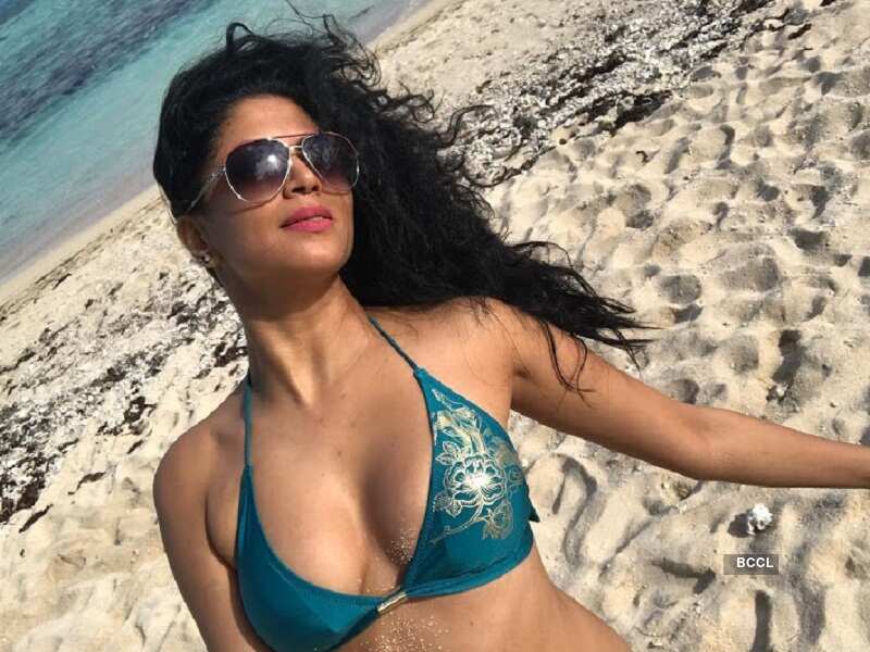 Kavita Kaushik Shares A Bikini Picture Asks Women To Embrace Their Flaws Times Of India