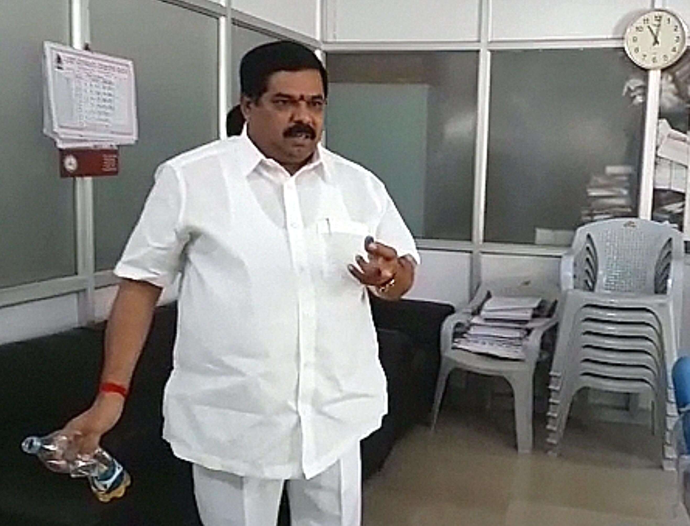 Congressman throws petrol in BBMP office, threatens to set it afire