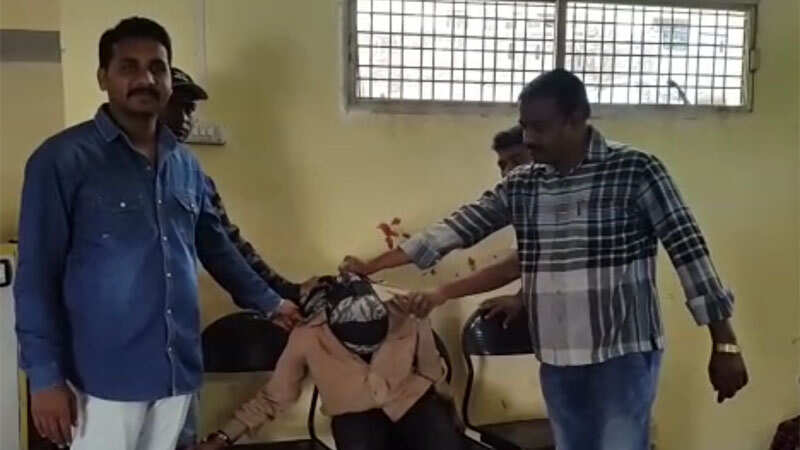 Goon opens fire at cops in Nagpur