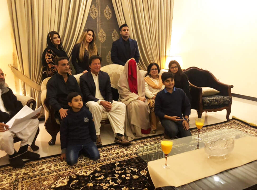 This is the reason why Imran Khan's third wife Bushra Maneka left him ...