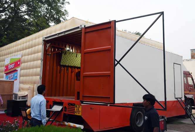 Mobile theatre reaches Delhi, CM Arvind Kejriwal attends first ...