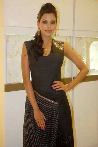 Tanaz Doshi at the preview of Tanshiq's 'Gold Of Narlai' collection at ...