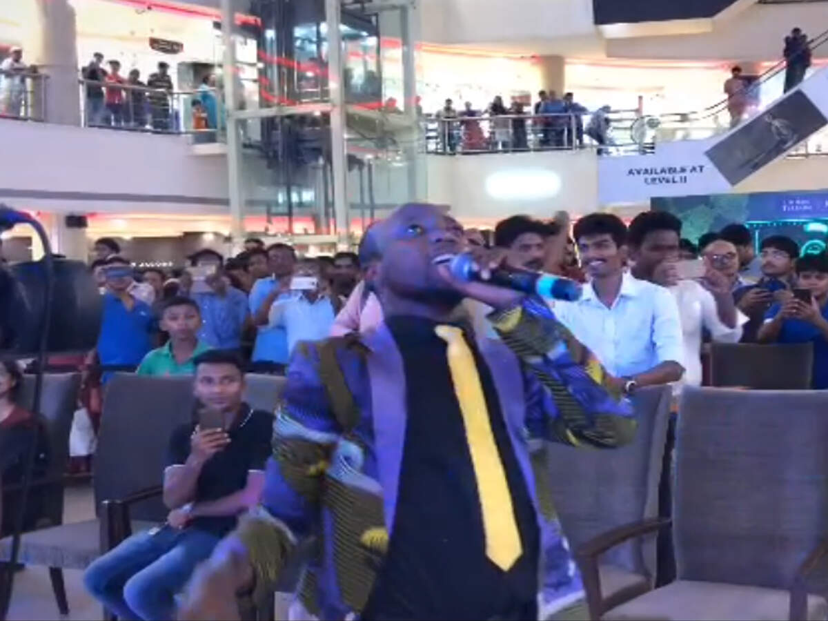 Blessing Chimanga and his band from Zimbabwe performing at EA mall Chennai