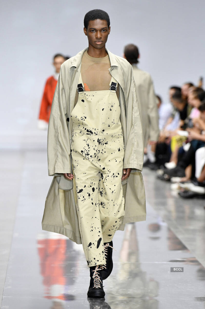 Model fills out the outfit quite nicely during the ramp walk - Photogallery