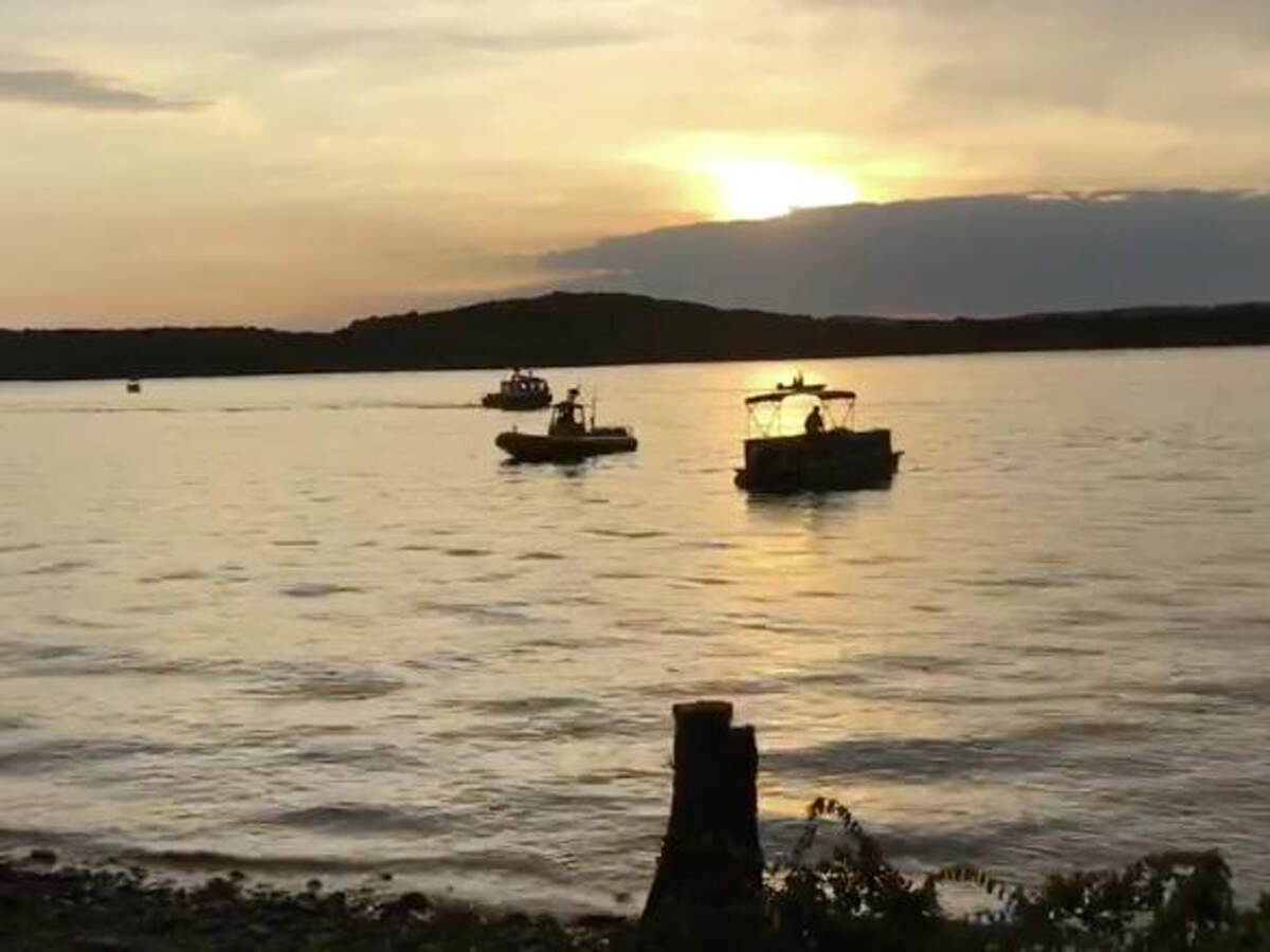 Missouri: Eight dead as boat capsizes in Table Rock Lake