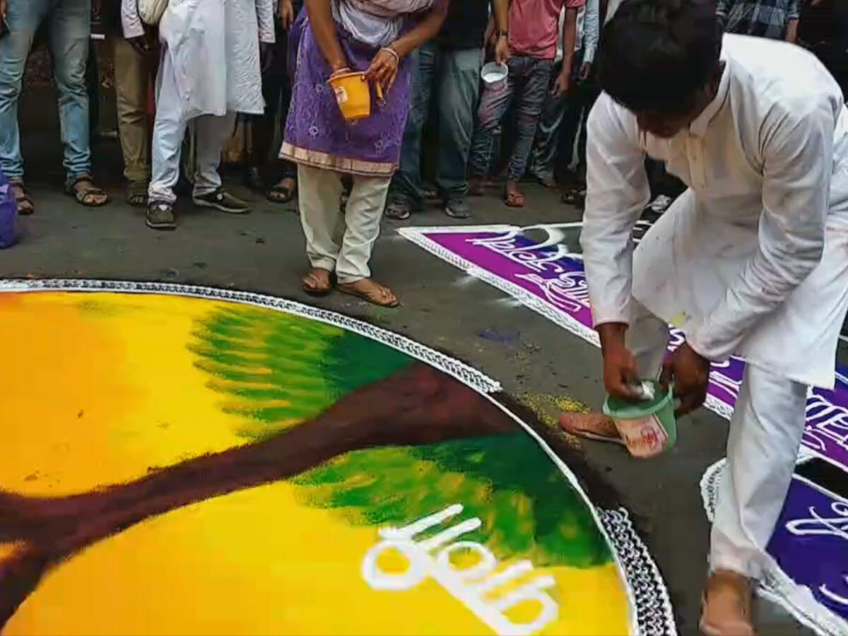 Pune artist give out a message through rangoli