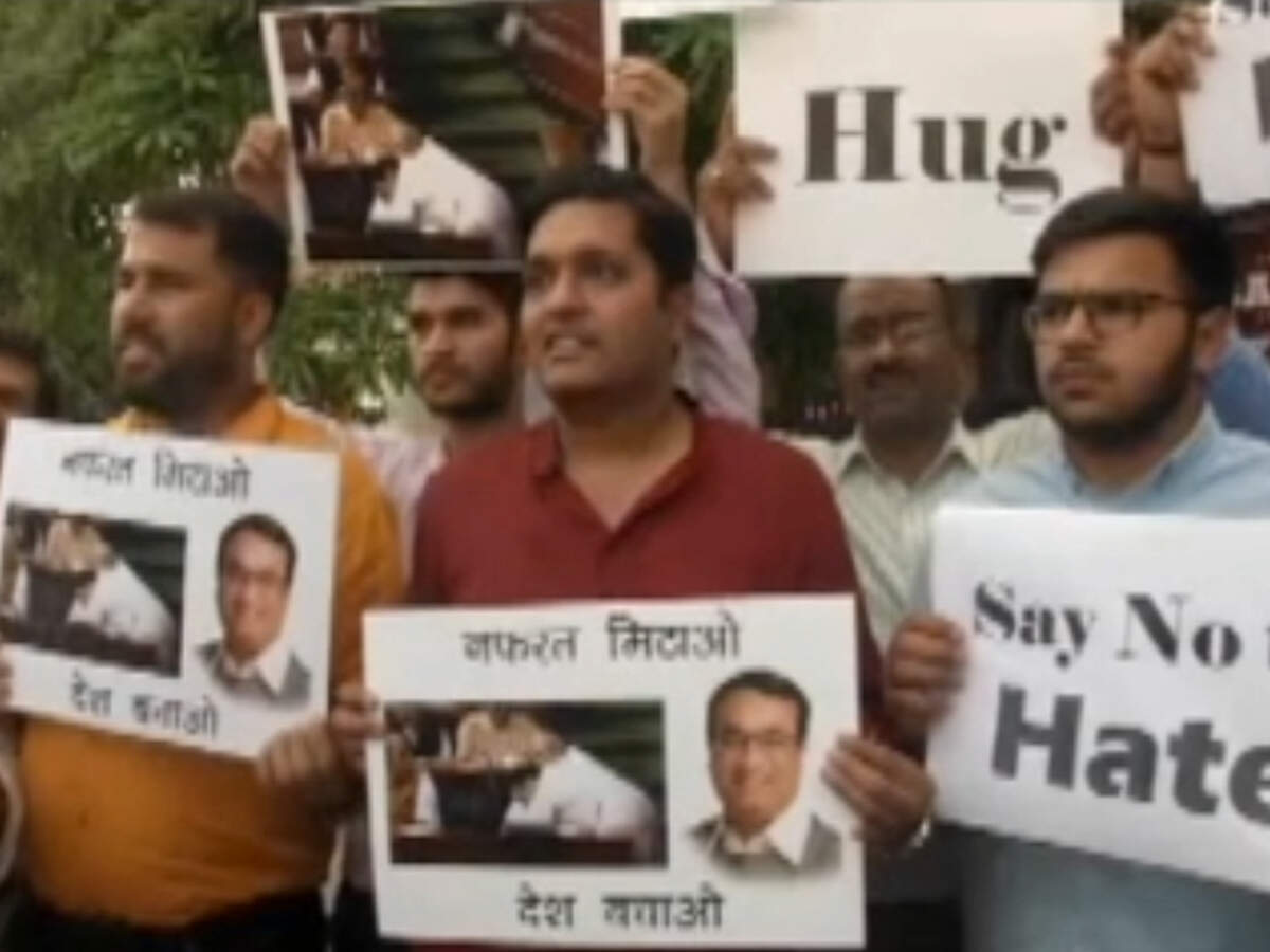 After Rahul Gandhi's Modi hug, Congress workers organise ‘free hugs ...
