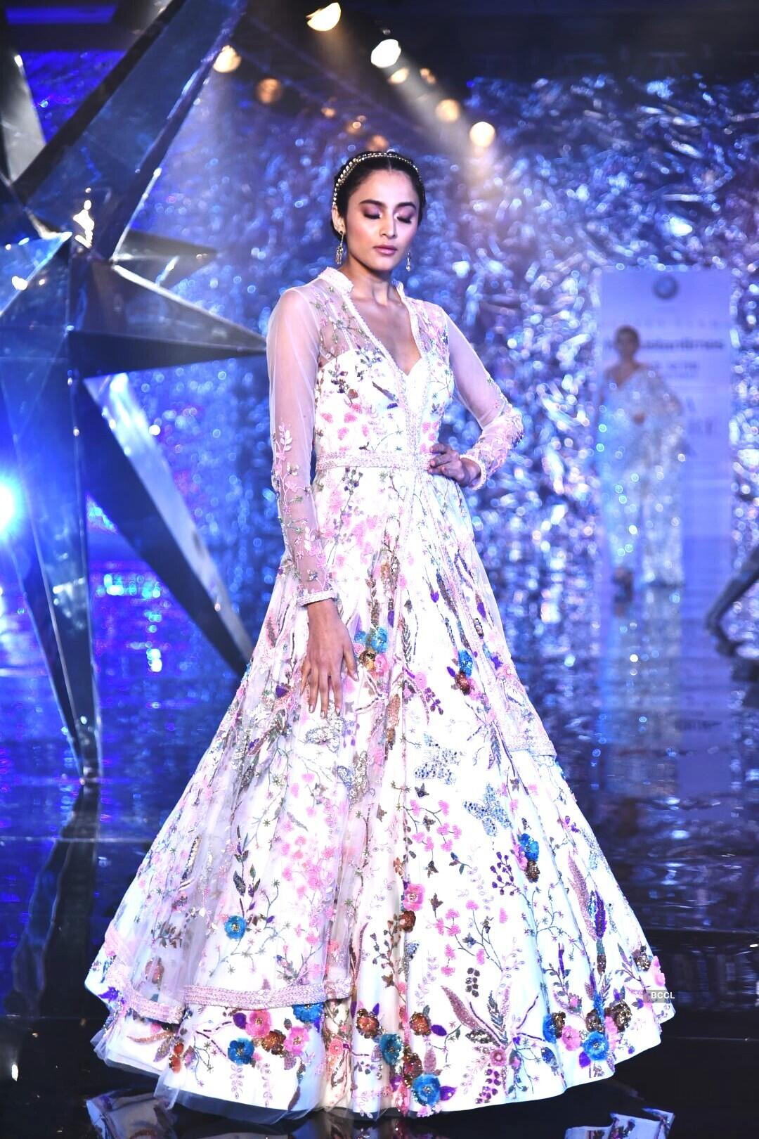 Suneet Varma showcases his collection 'Nayantara'- The Etimes Photogallery