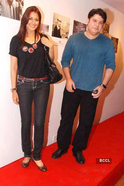 Sonali Bendre and Sajid Khan (R) at Geeta Das's exhibition of Anupam ...