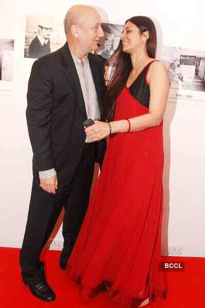 Sonali Bendre and Sajid Khan (R) at Geeta Das's exhibition of Anupam ...