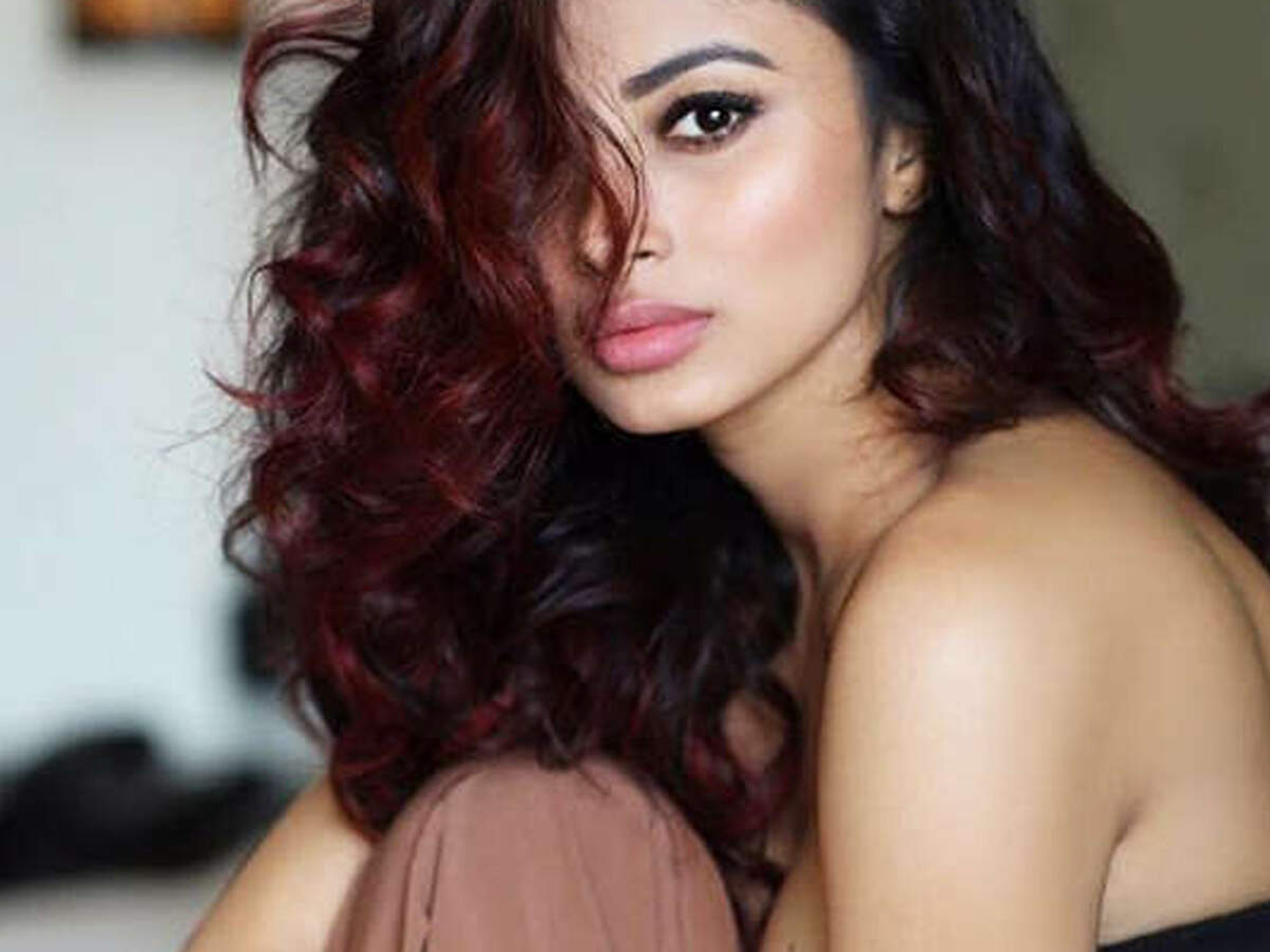 Mouni Roy and Ritesh Sidhwani pose for shutterbugs at their movie ...