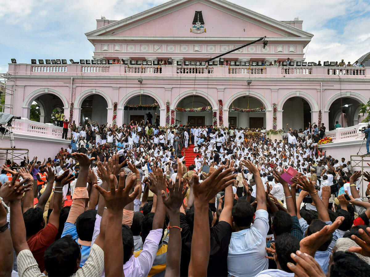 Karunanidhi's funeral: Lakhs take part in Kalaignar's final journey