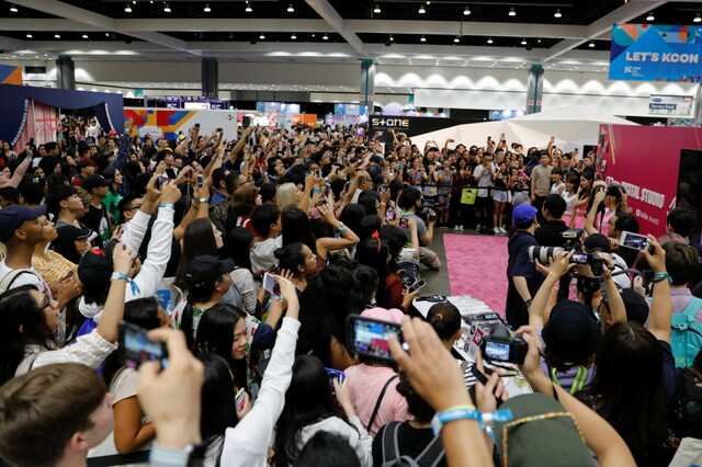 Korean pop culture fans gather at the KCON festival in Los Angeles ...