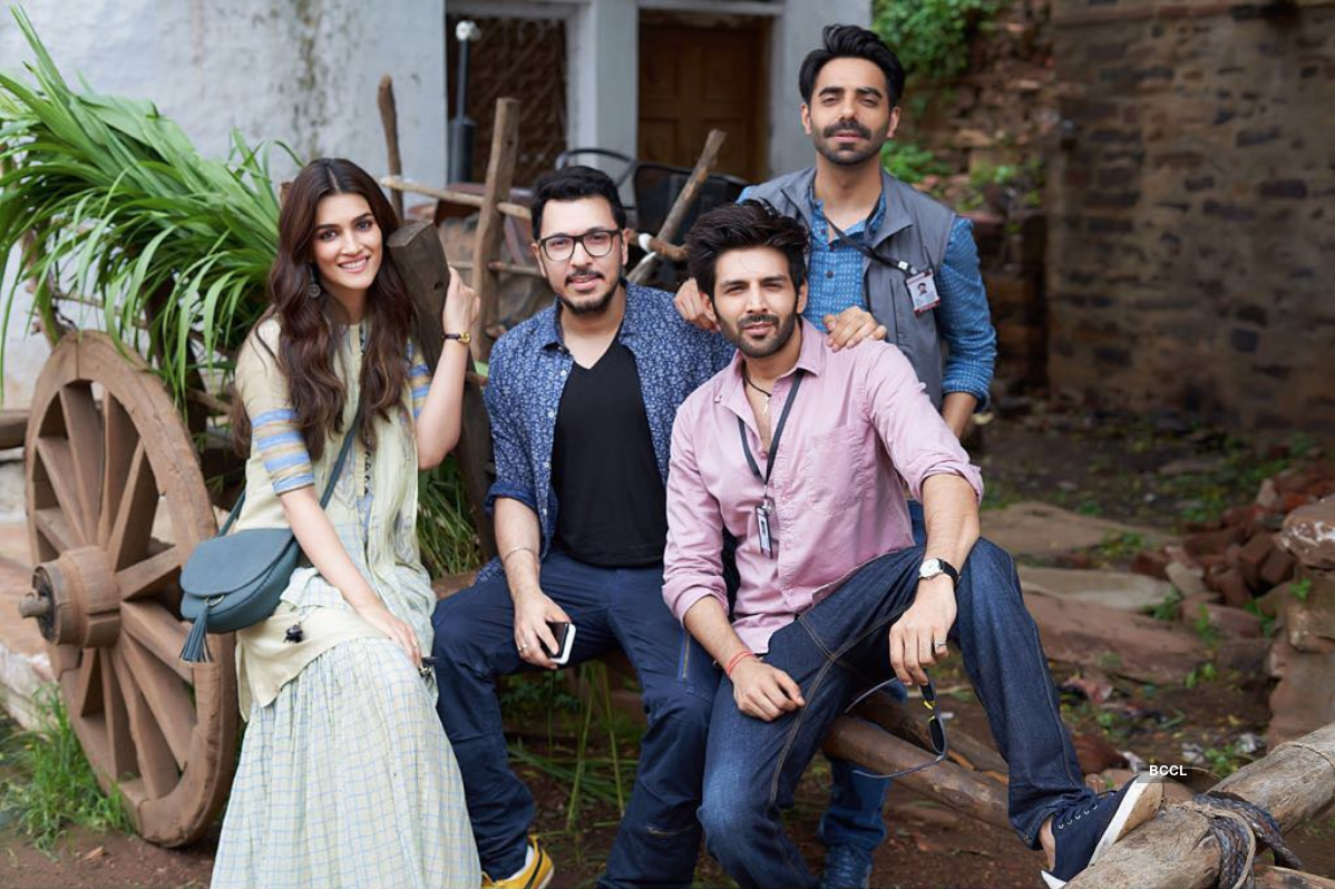 Kartik Aaryan celebrates Independence Day in his school with thousands ...