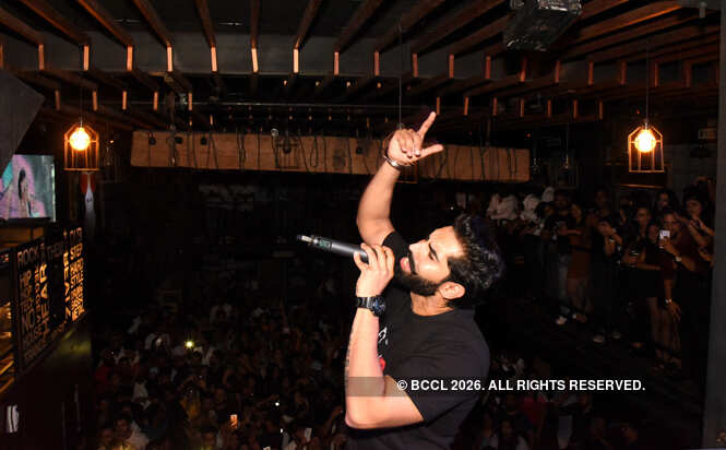 Punjabi singer Parmish Verma performs at a Jaipur nightclub | Events ...