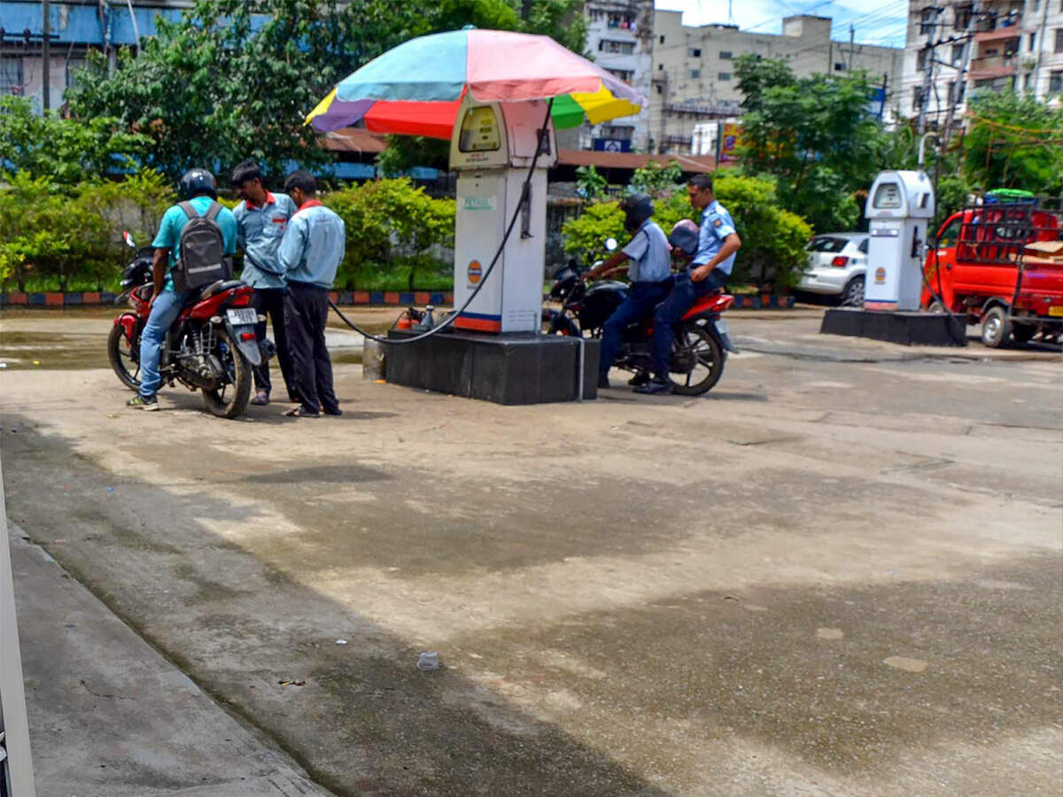 Petrol touches highest ever, at Rs 86.25 in Mumbai, commuters fuming