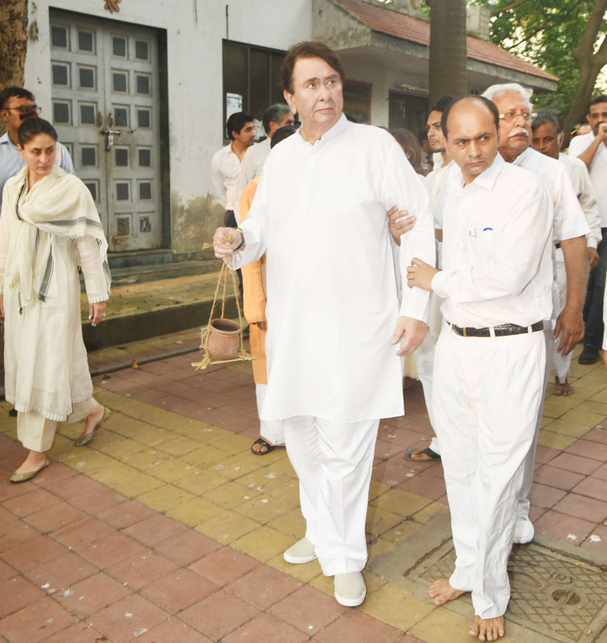 Krishna Raj Kapoor's funeral Photos: Amitabh Bachchan, Alia Bhatt, Anil ...