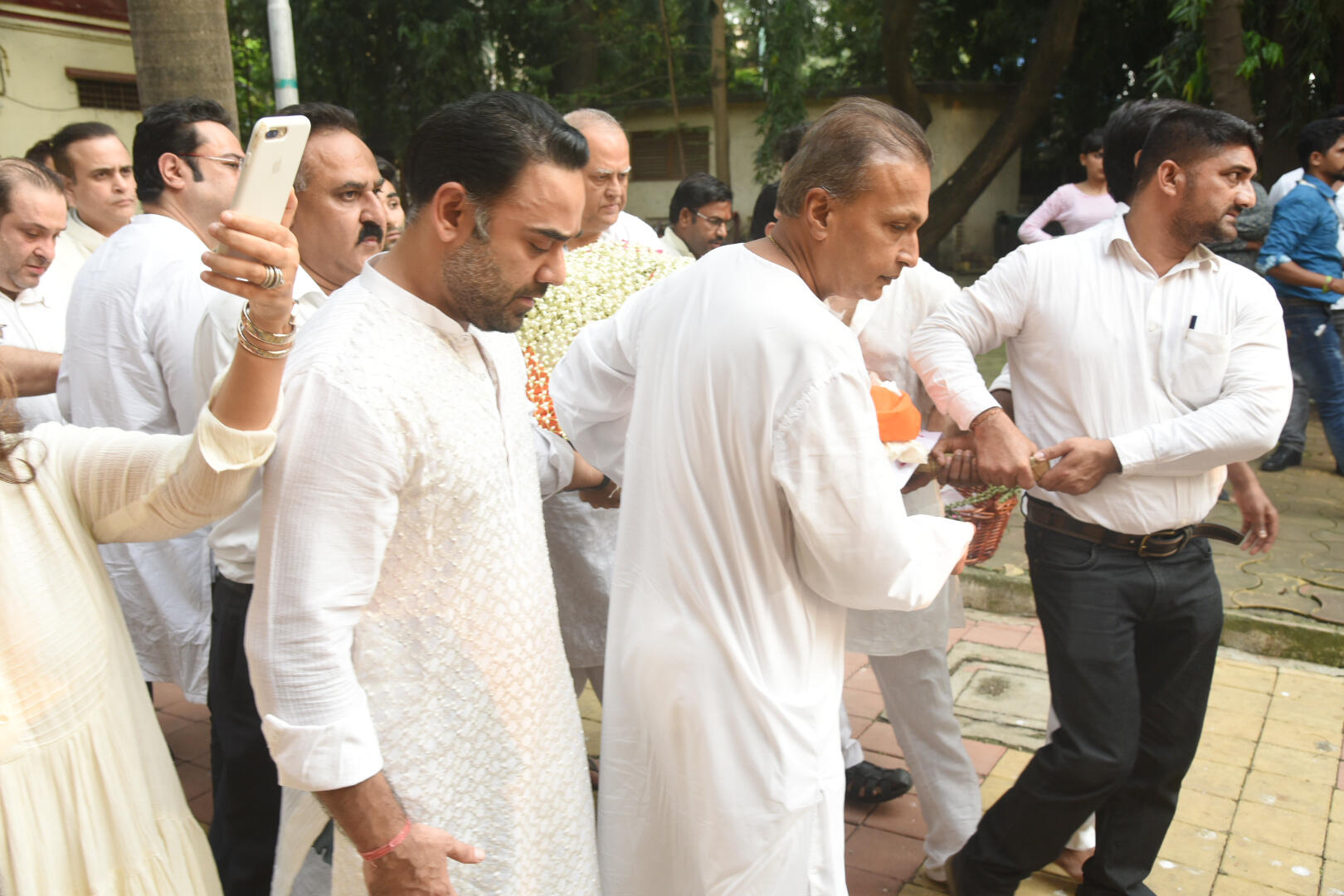 Krishna Raj Kapoor's funeral Photos: Amitabh Bachchan, Alia Bhatt, Anil ...