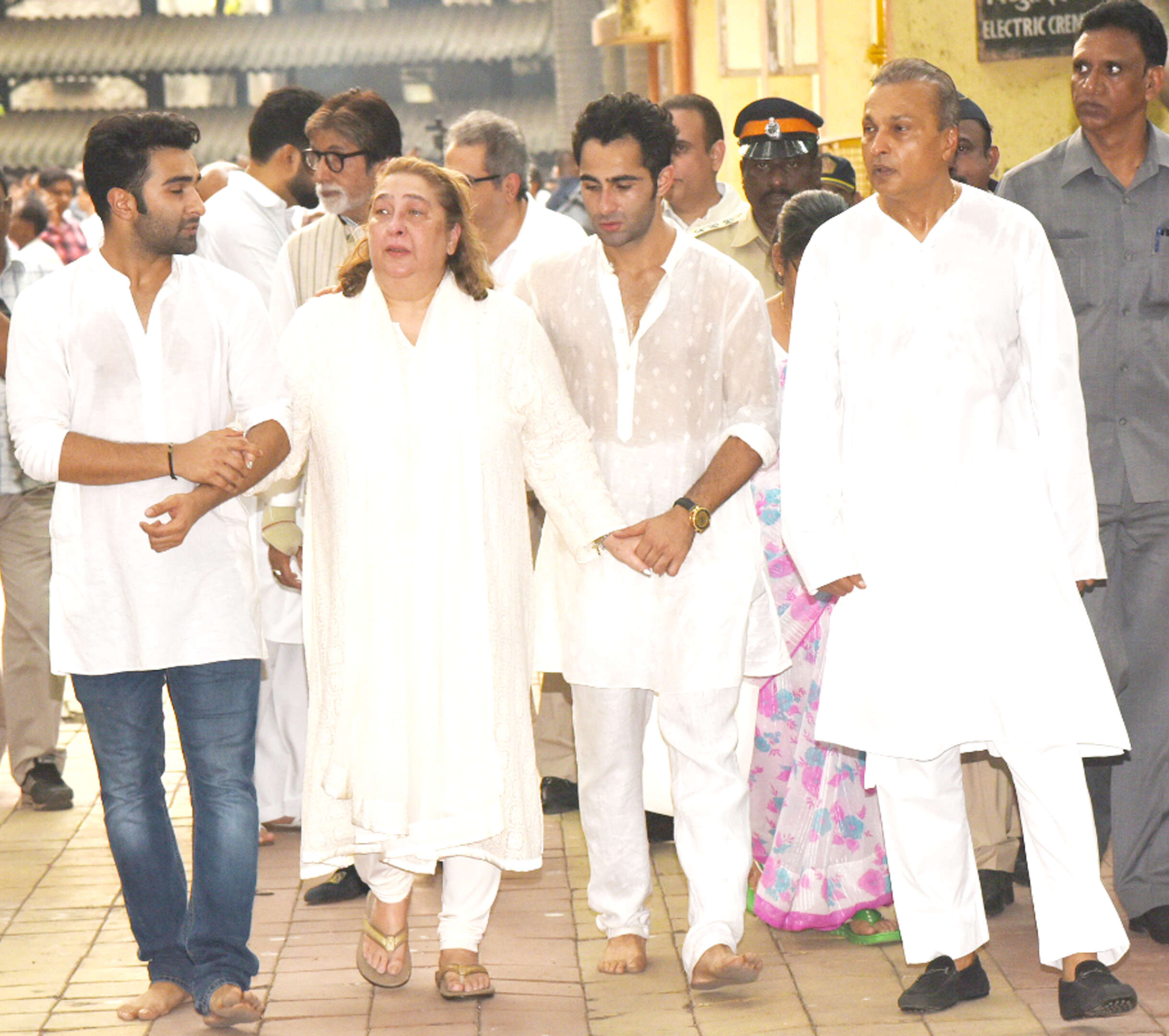 Krishna Raj Kapoor's funeral Photos: Amitabh Bachchan, Alia Bhatt, Anil ...