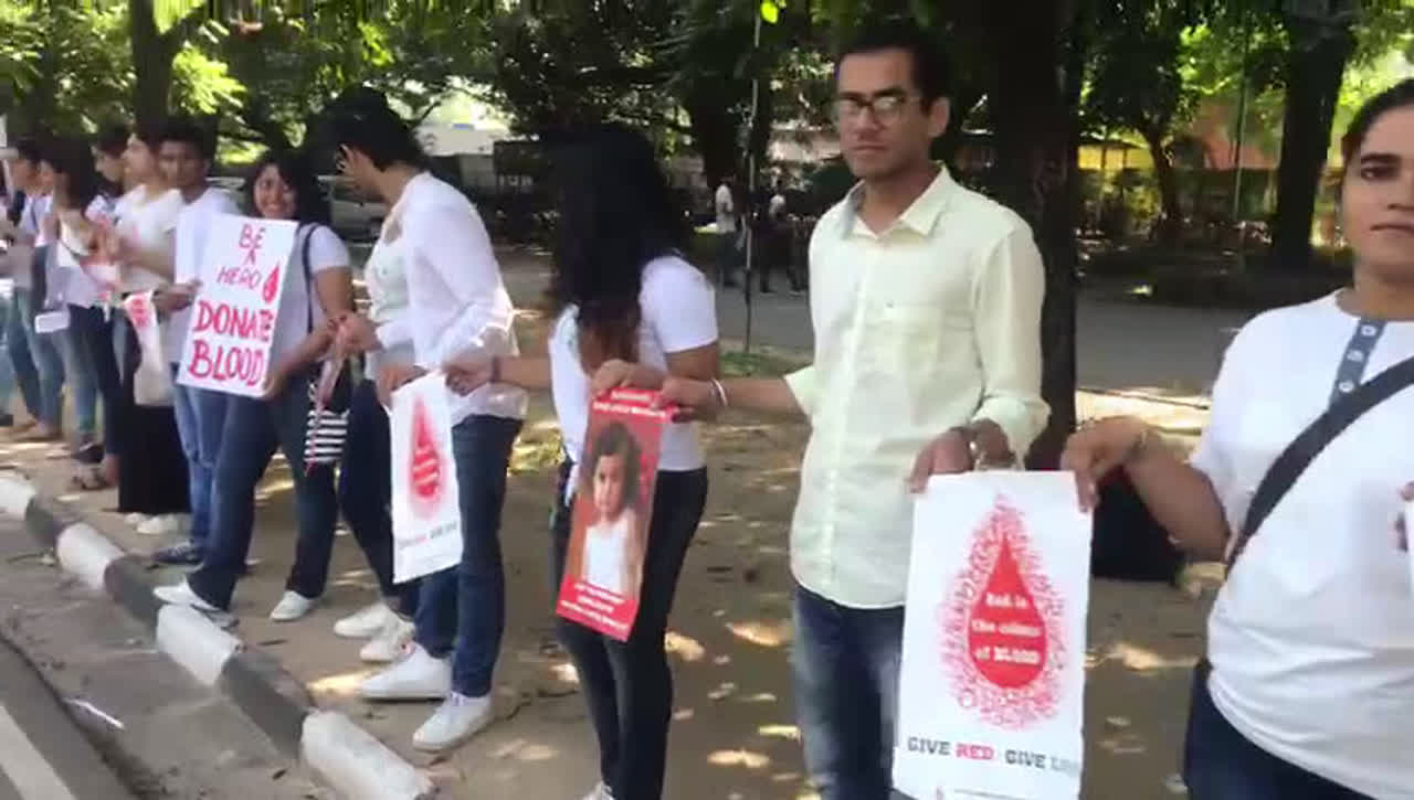 Students form human chain for blood donation