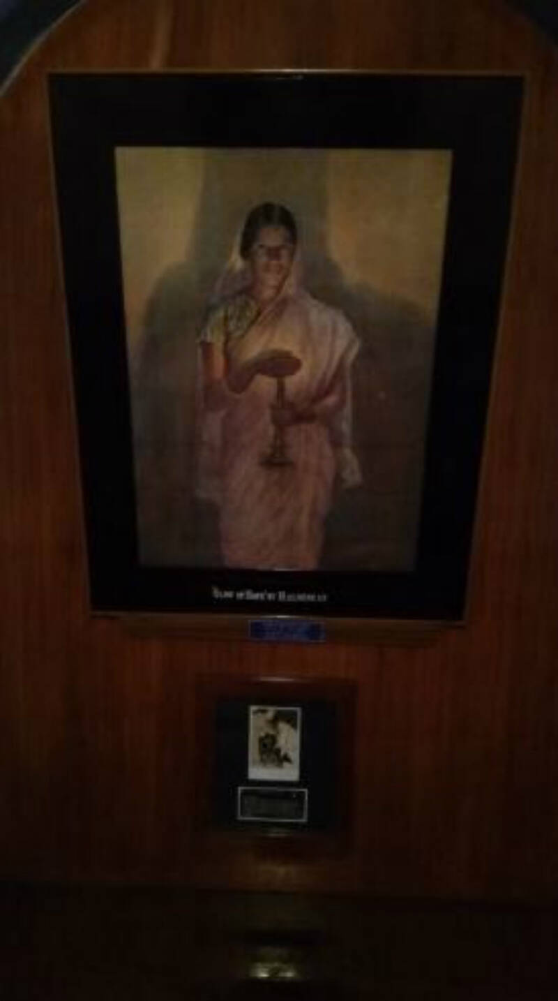 Girl in iconic 'Glow of Hope' painting dies at 102 | Kolhapur News ...