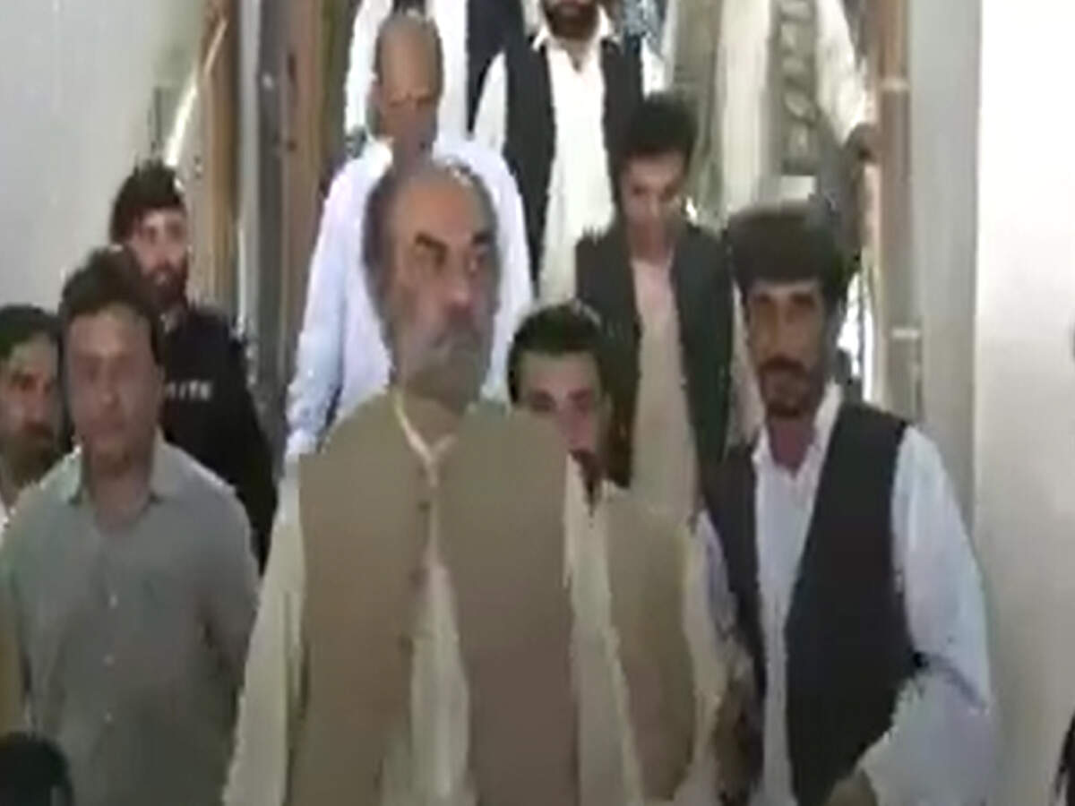 Watch: Pakistani leader faces tough questions, gives a ‘perfect’ answer ...