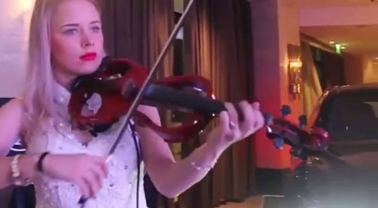 An all girl Russian band entertains people with soothing melodies