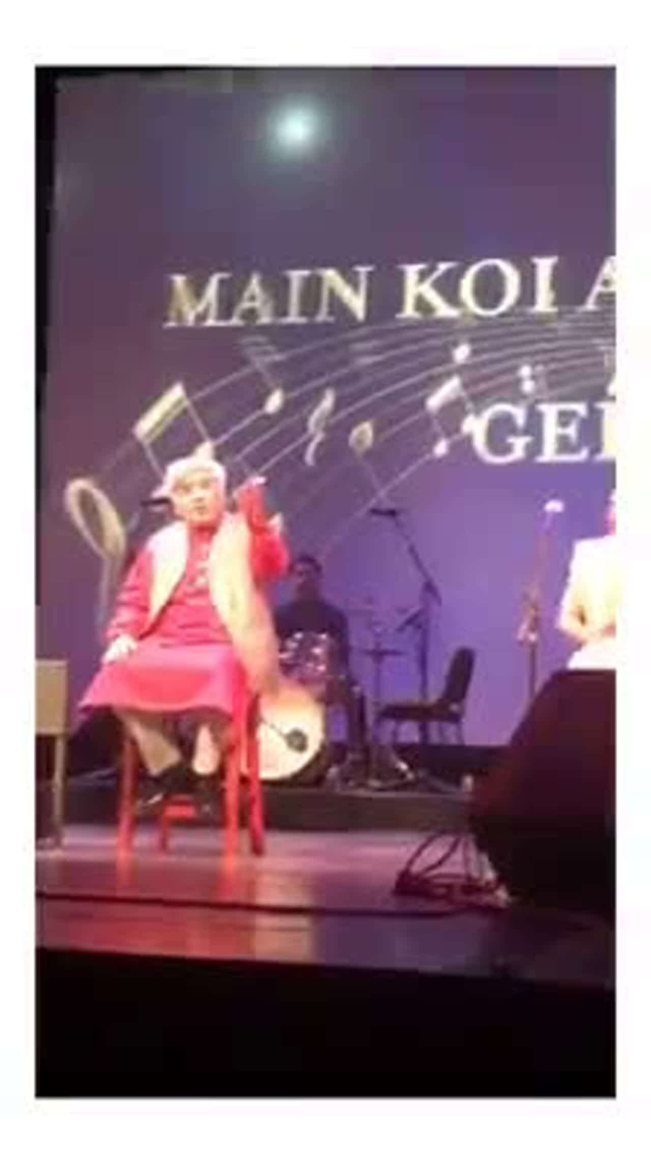 Javed Akhtar and singer Parthiv Gohil perform together