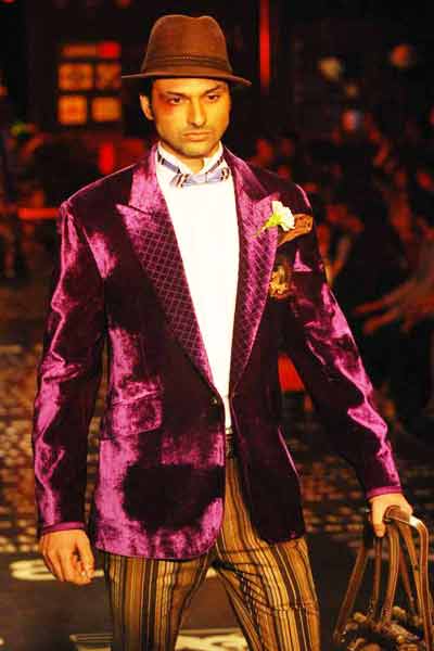 Designer Arjun Khanna with models walks the ramp after his creations ...