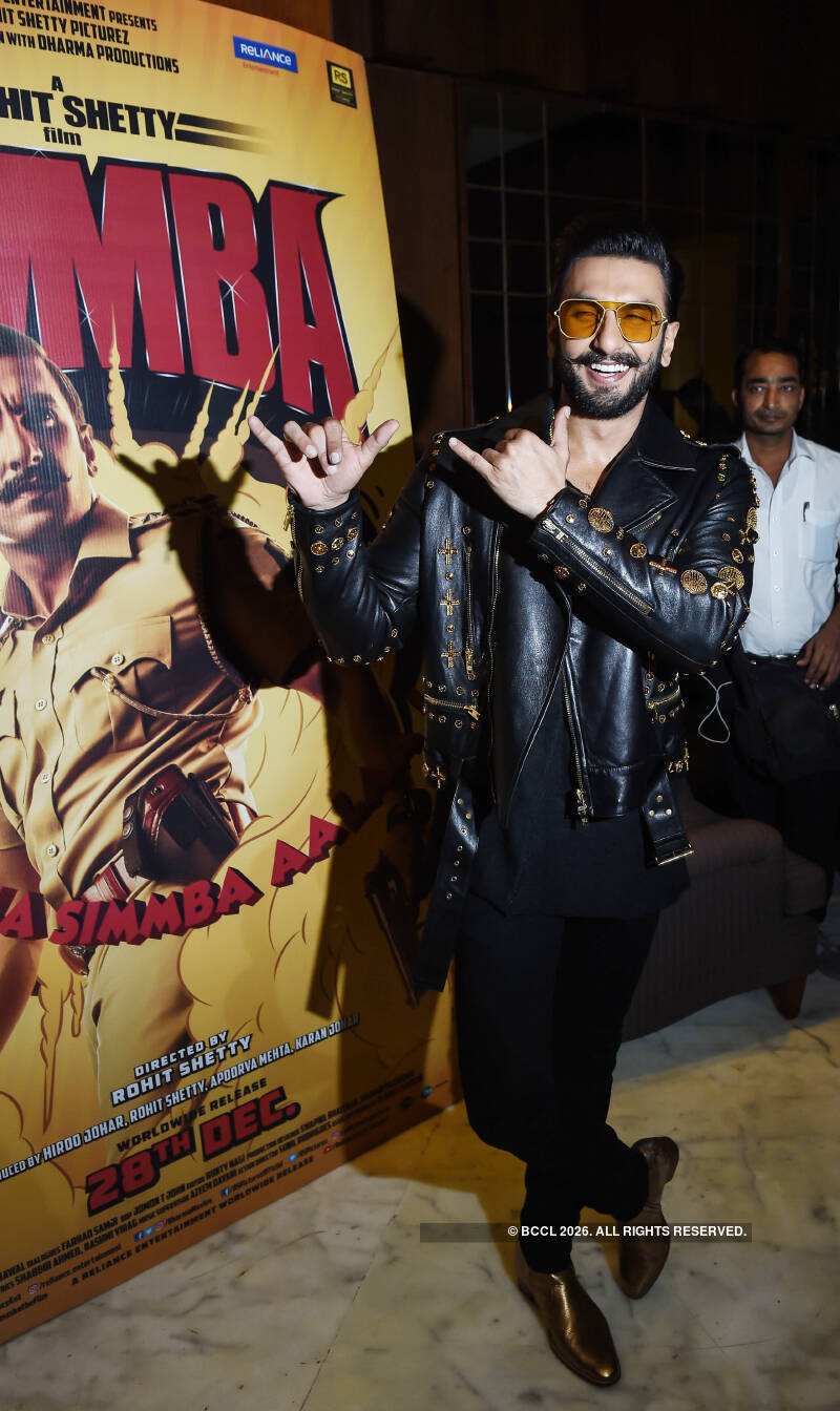 Sonu Sood, Ranveer Singh, Sara Ali Khan and Rohit Shetty share a light ...