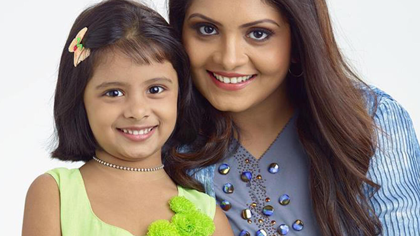 Actress Gayathri Arun and daughter try mentalism!