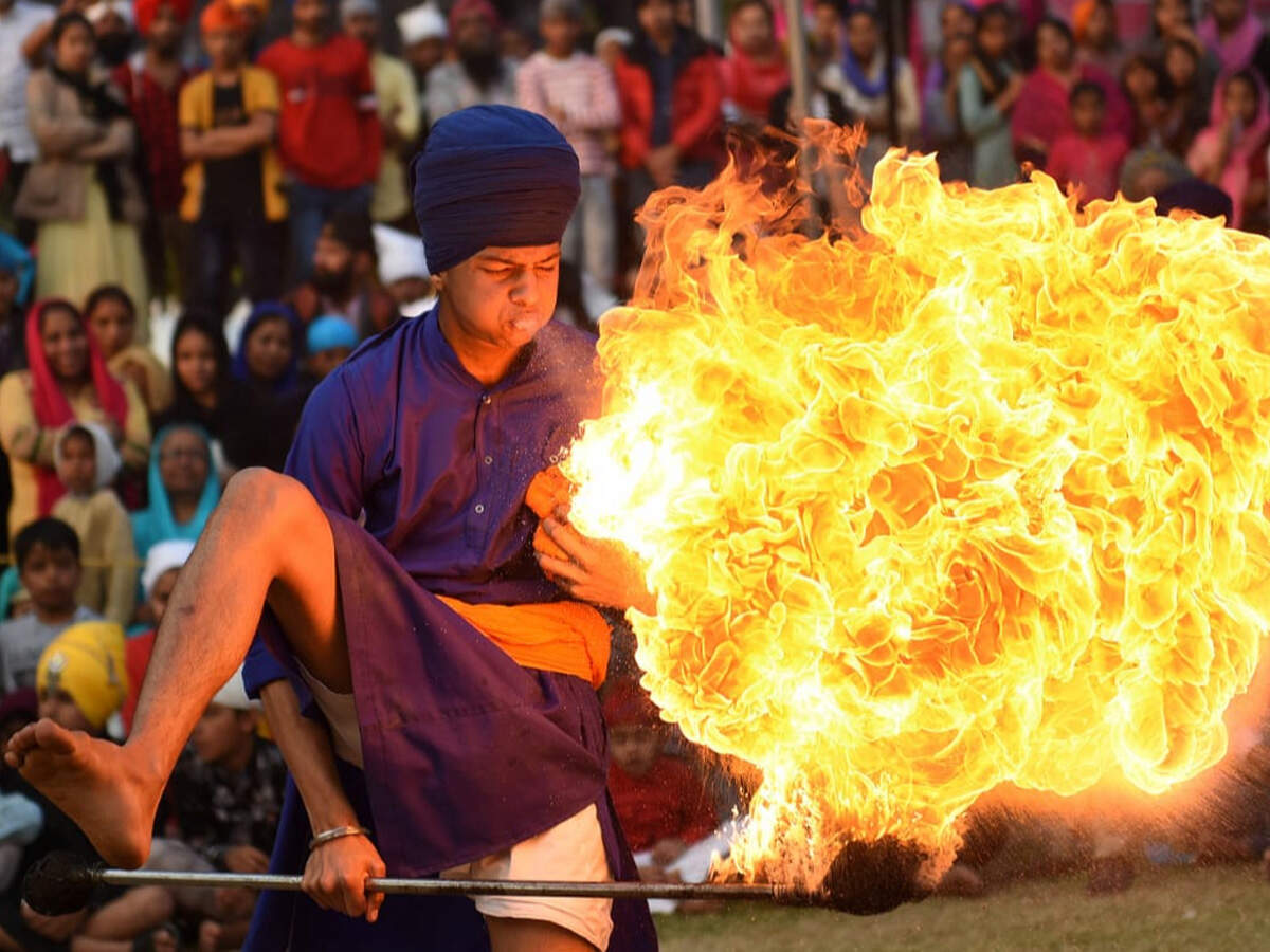 Watch: Sikh warriors demonstrate their 'gatka' skills at a religious ...