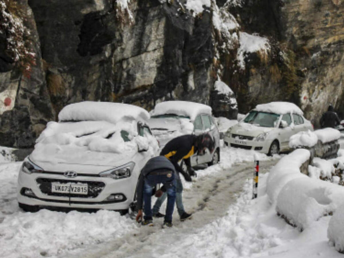 Uttarakhand: Heavy snowfall wreaks havoc in Mussoorie