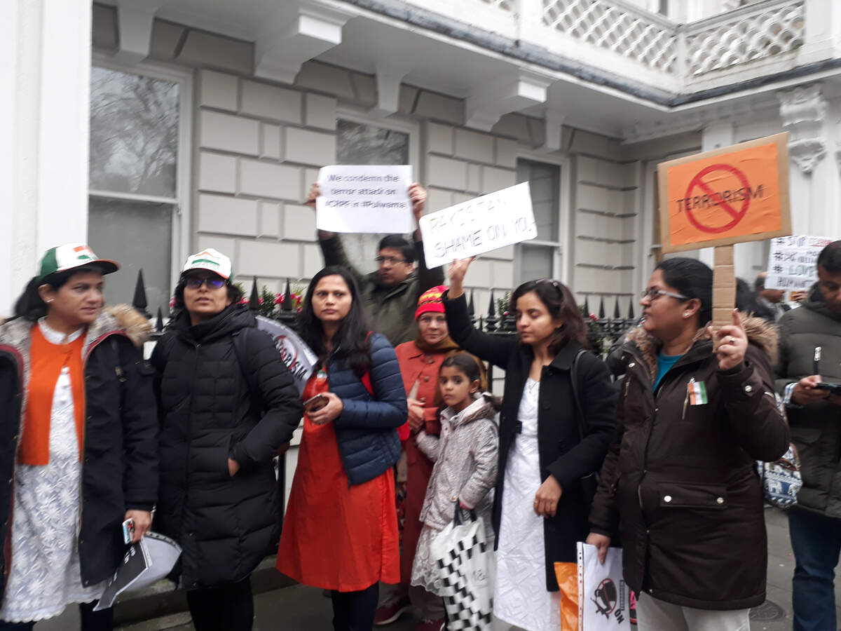 Pulwama terror attack: UK-based Indians protest outside Pakistan High ...