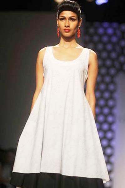 A model displays a creation by Designer Ashish Soni on Day 3 of Wills ...