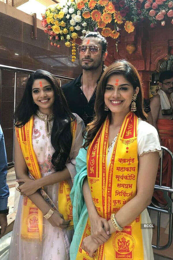 Asha Bhat visits Siddhivinayak temple with the cast of ‘Junglee’
