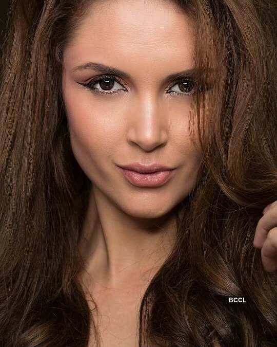 Ana Leticia nailed the look with her flawless pose during the photo ...